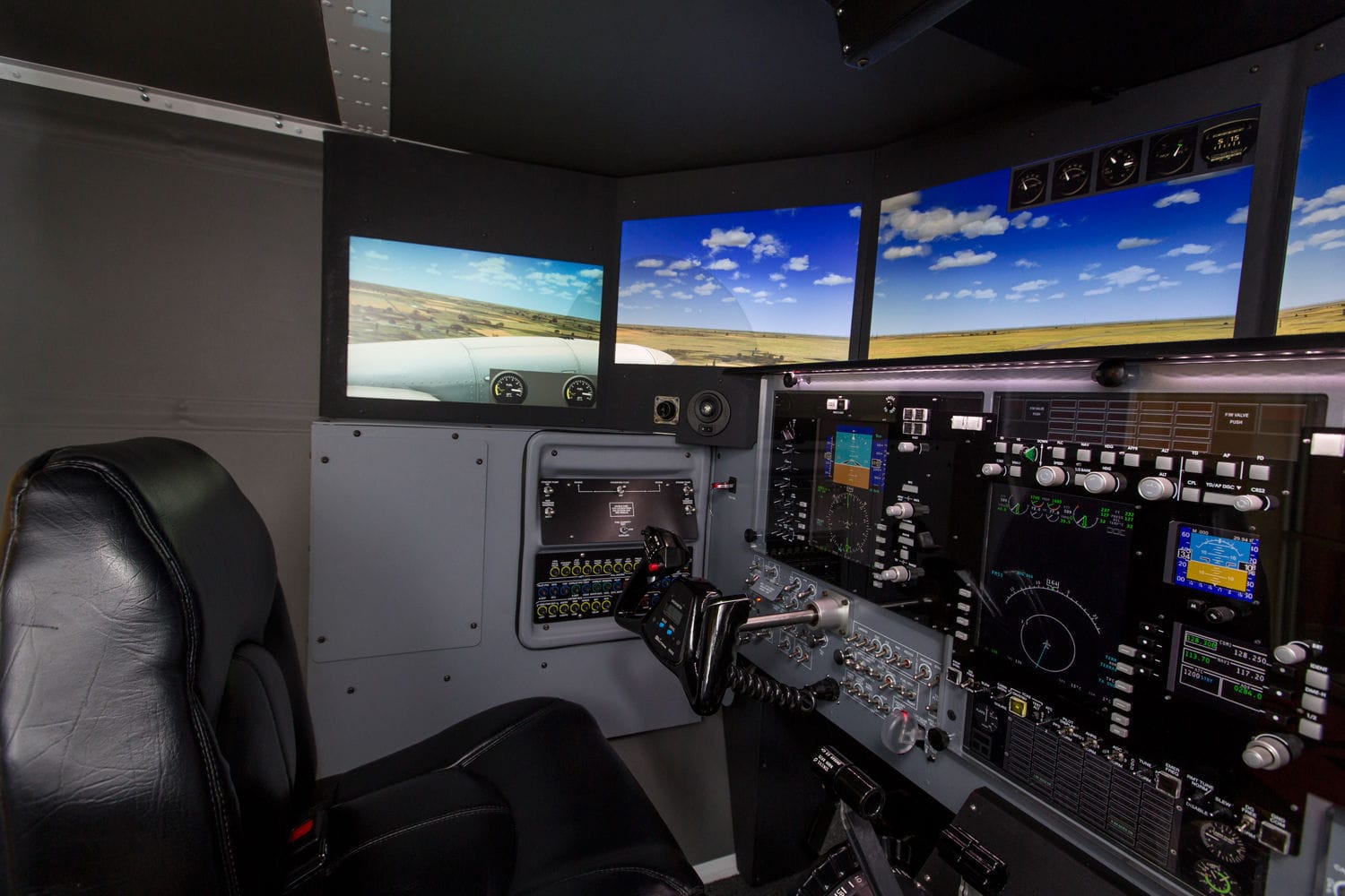 Flugsimulator - AMS - Redbird Flight Simulations - für Trainingszwecke ...