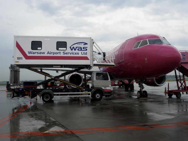 Ambulift autotracté - X-PRM series - DOLL FAHRZEUGBAU GMBH - pour aéroport