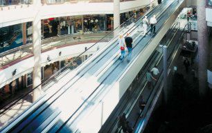 Trottoir roulant pour aéroport - Schindler 9500AE - Schindler - incliné