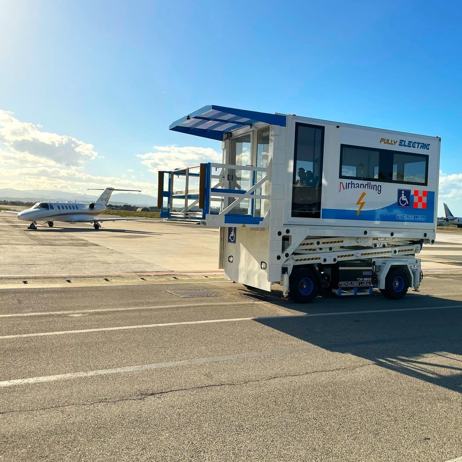 Ambulift autotracté - AMBULIFT TDA580 ELETTRICO - TECNOFLY S.r.l - pour ...