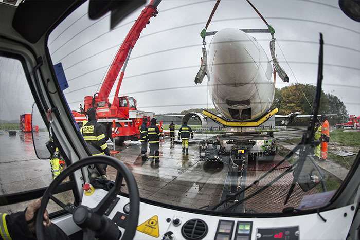 Aircraft transporter - DEBOGGING - RESQTEC - for airport