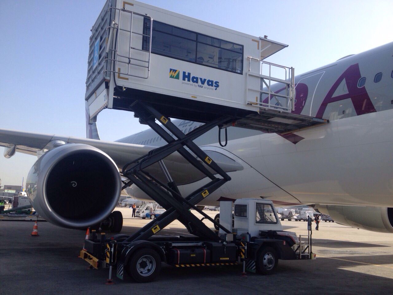 Self-propelled ambulift - SD-5804 - DENGE AIRPORT EQUIPMENT - for airports