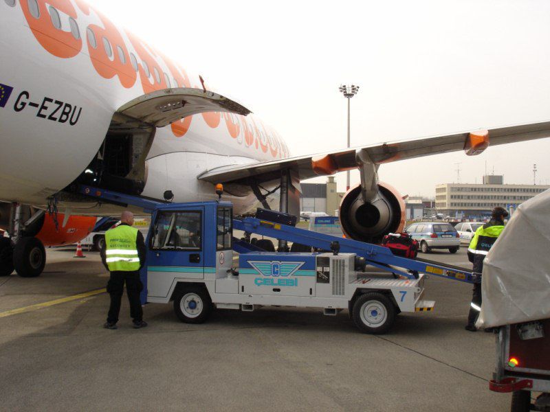 Self-propelled baggage belt loader - CDA-14 - EINSA - EQUIPOS ...