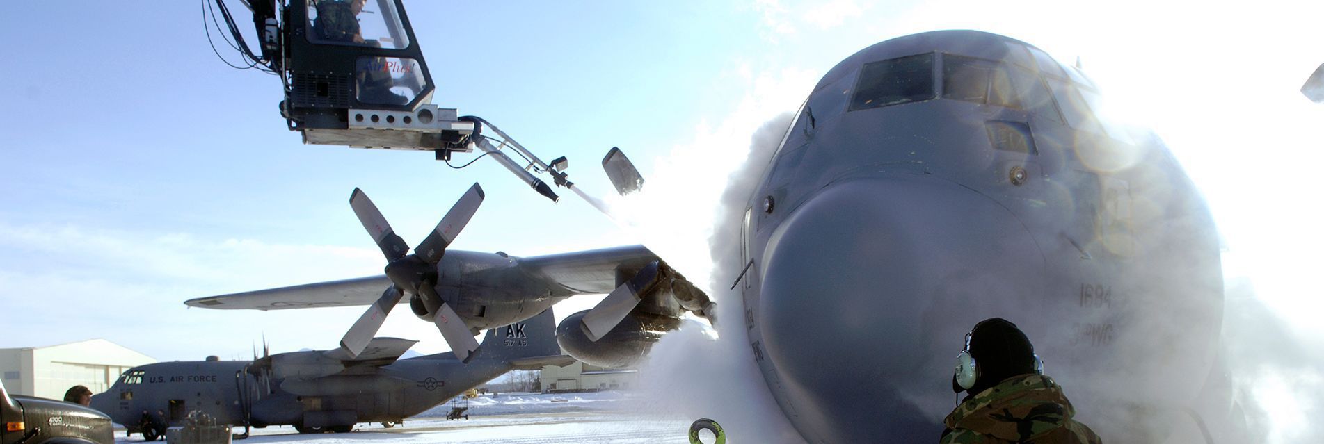 Airport catering truck - CS18-228 - GLOBAL GROUND SUPPORT LLC