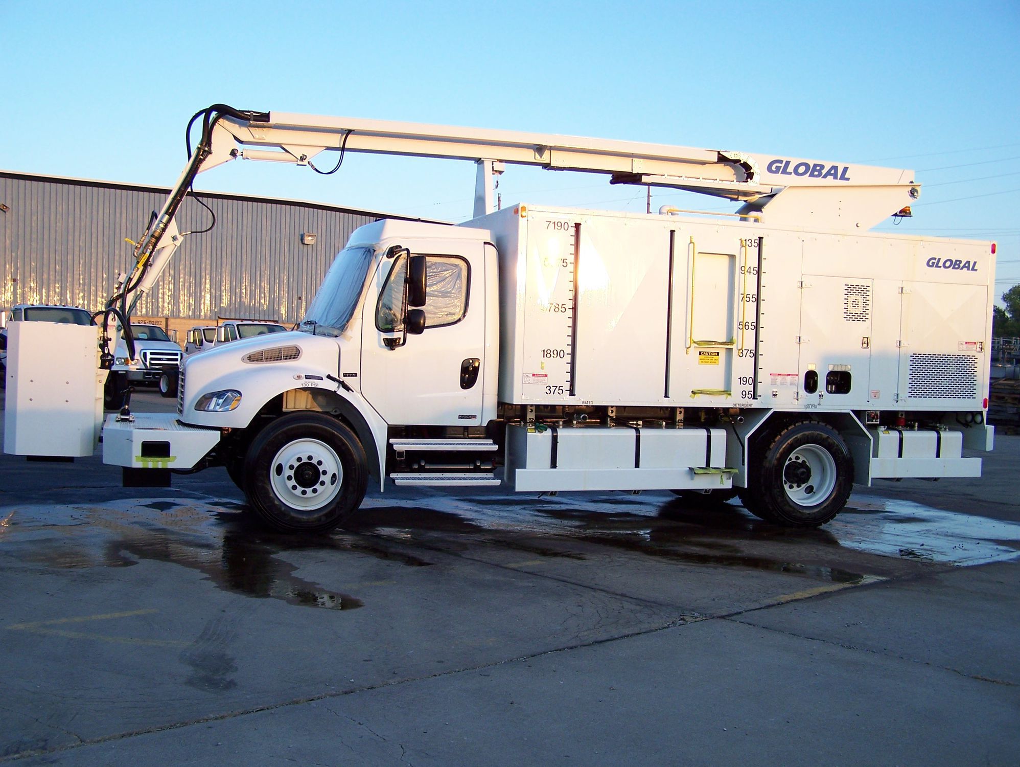 Self-propelled washing truck - GLOBAL GROUND SUPPORT LLC - for aircraft