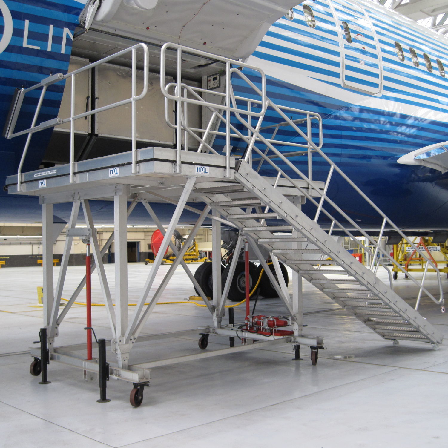 Fuselage access platform - NIJL AIRCRAFT DOCKING B.V. - movable / fixed ...