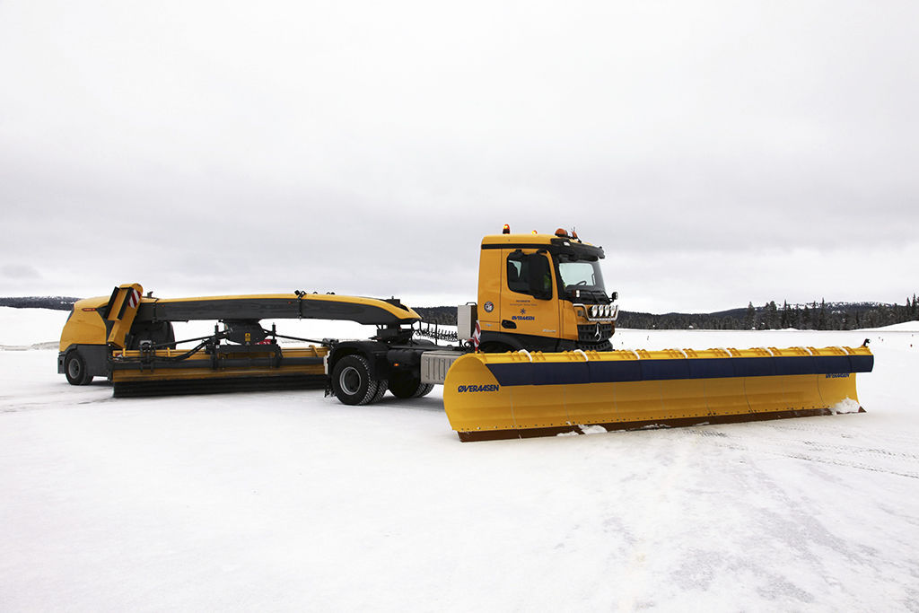 Airport runway sweeper - RS 200 - ØVERAASEN AS - ride-on