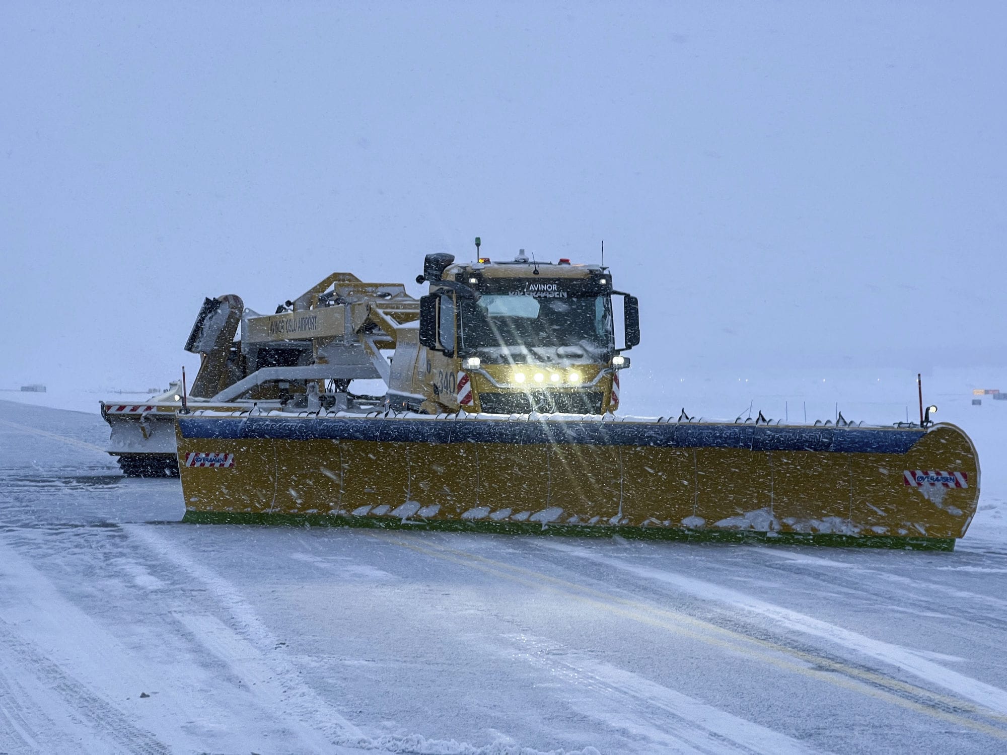 Airport runway sweeper - RS 600 - ØVERAASEN AS - ride-on