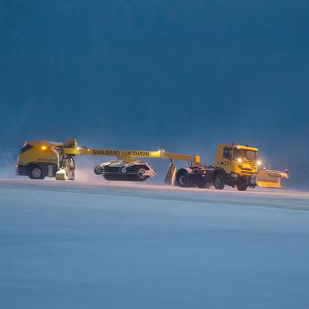 Airport runway sweeper - RS 400 - ØVERAASEN AS - ride-on