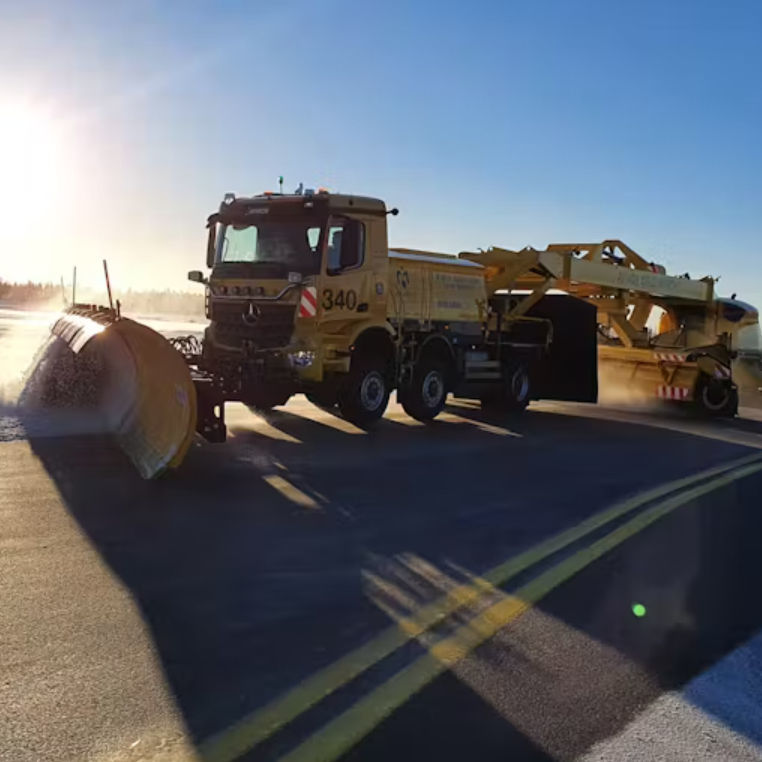 Airport runway sweeper - RS 600 - ØVERAASEN AS - ride-on