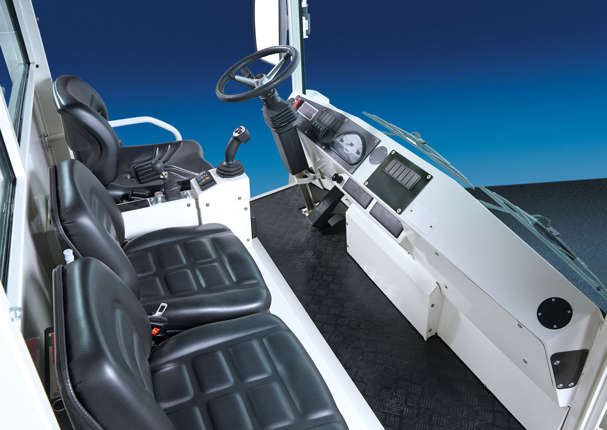 Pushback tractor - CHALLENGER 280 - TREPEL AIRPORT EQUIPMENT GMBH - with towbar / for aircraft ...