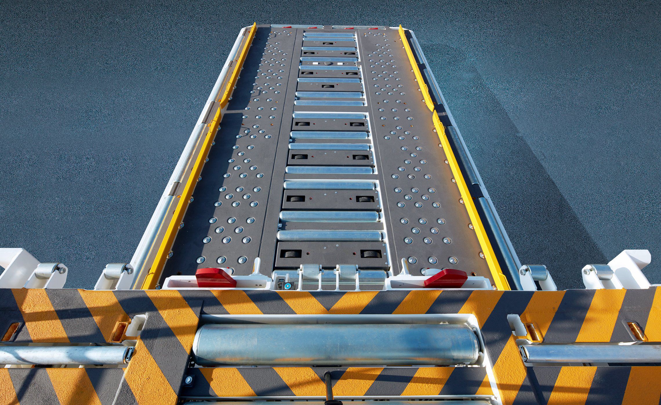 Scissor high loader - CHAMP 200 - TREPEL AIRPORT EQUIPMENT GMBH ...