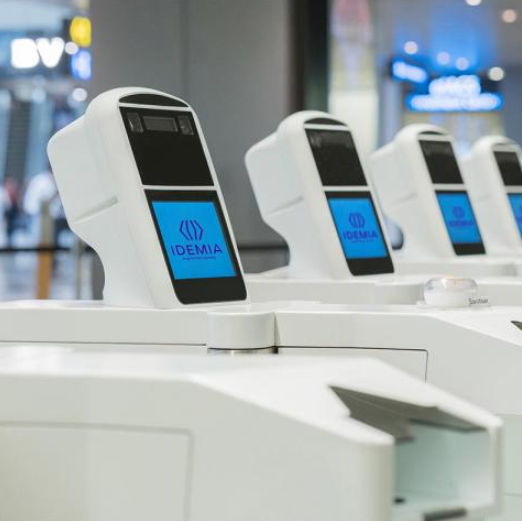 Automated airport border gate - TraveLane - IDEMIA - with barcode ...