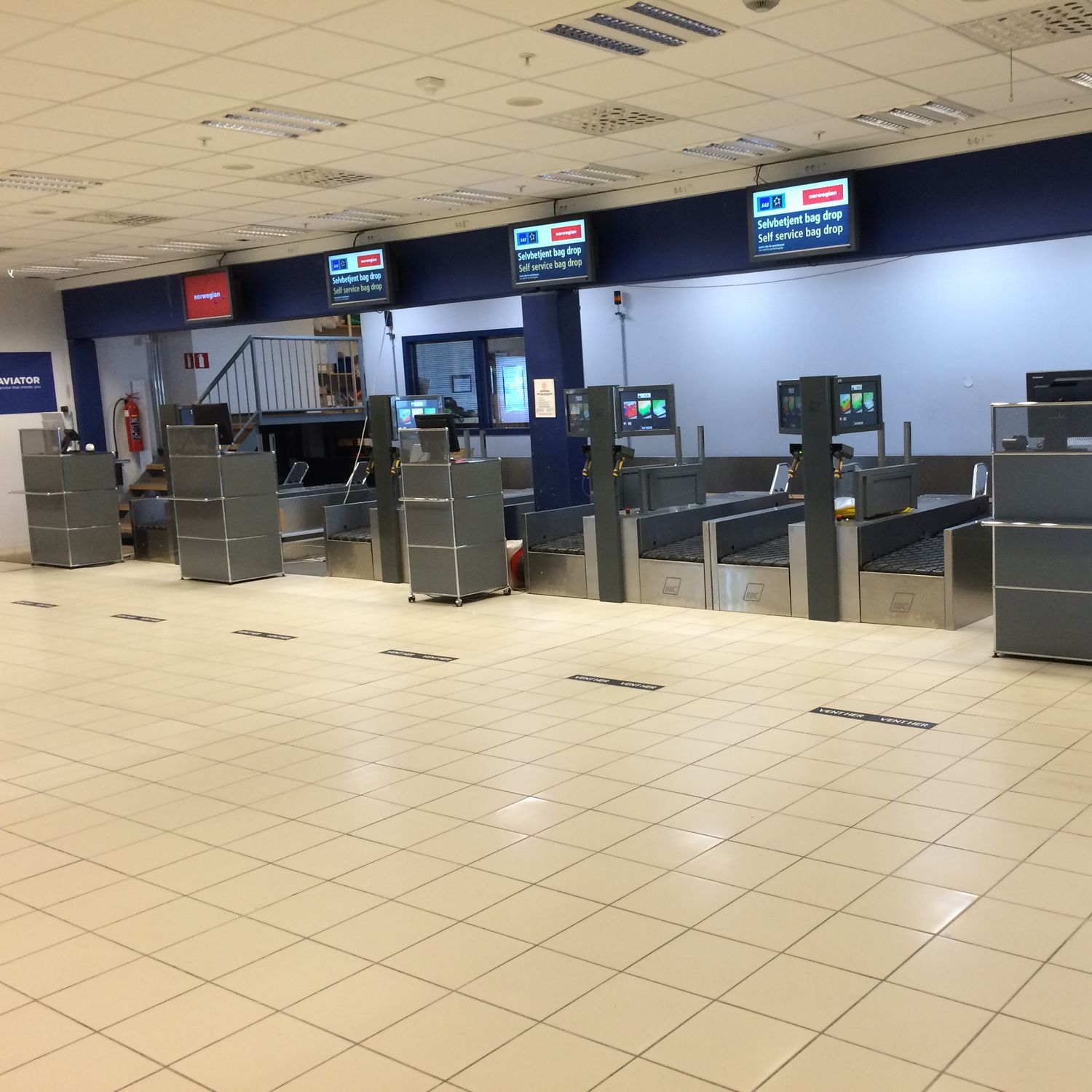 Floor-standing check-in kiosk - standing and mobile - USM ...