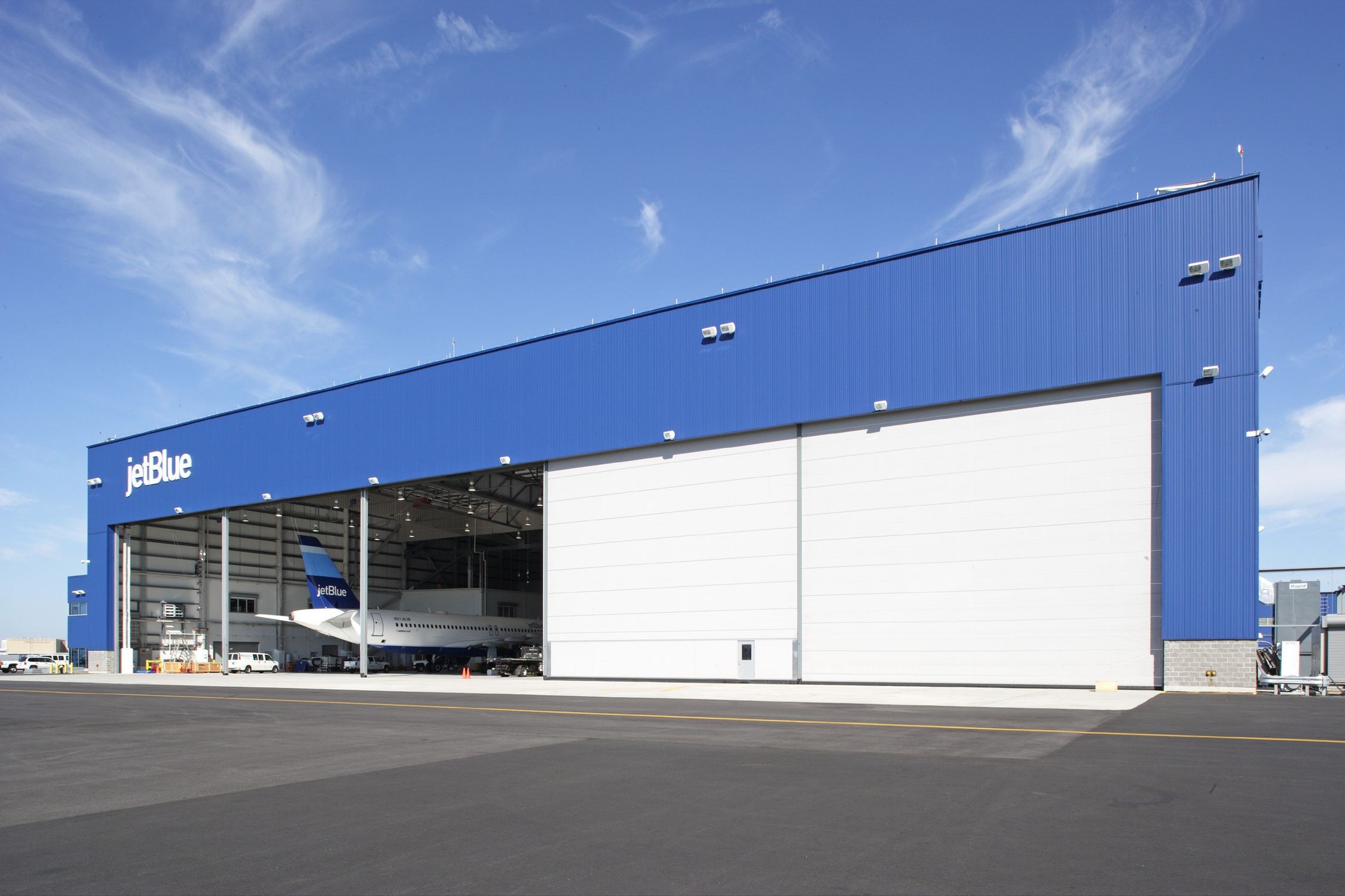 Aircraft hangar - JetBlue - Heavy Structures - open / for airport