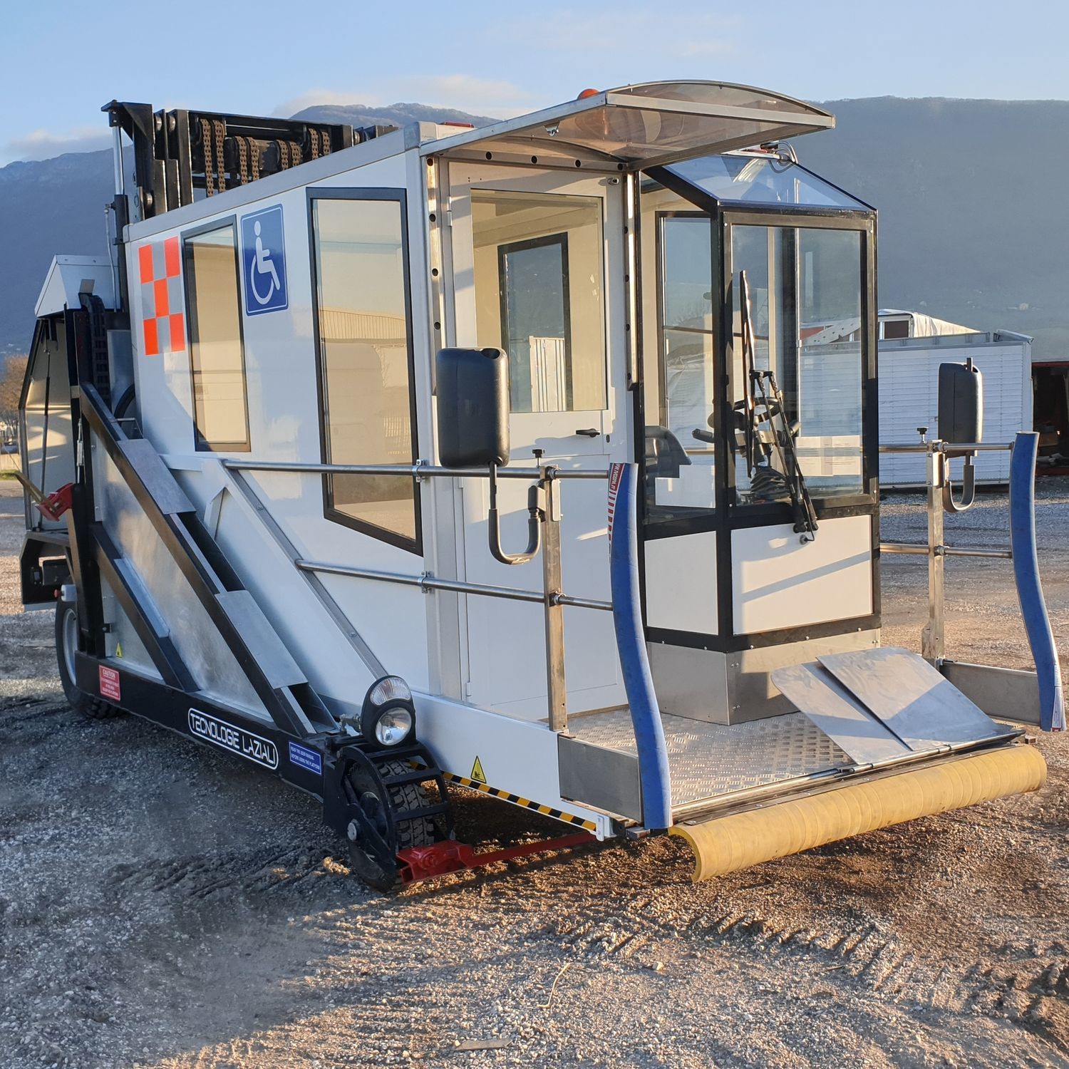 Self-propelled ambulift - TDA 400GZ - TECNOFLY S.r.l - air conditioned ...