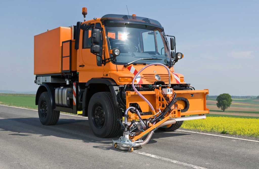 Airport runway cleaning machine - Unimog - Winter Grün ...