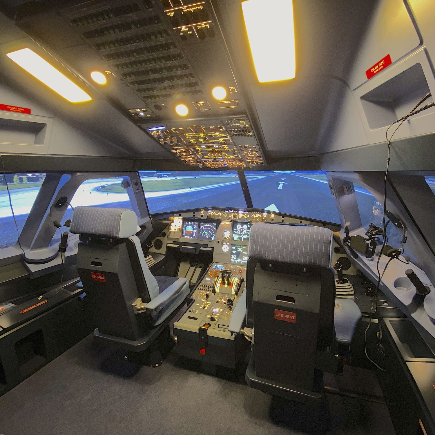 Flight simulator - FNPT MCC - Aviatify - training / with enclosed ...