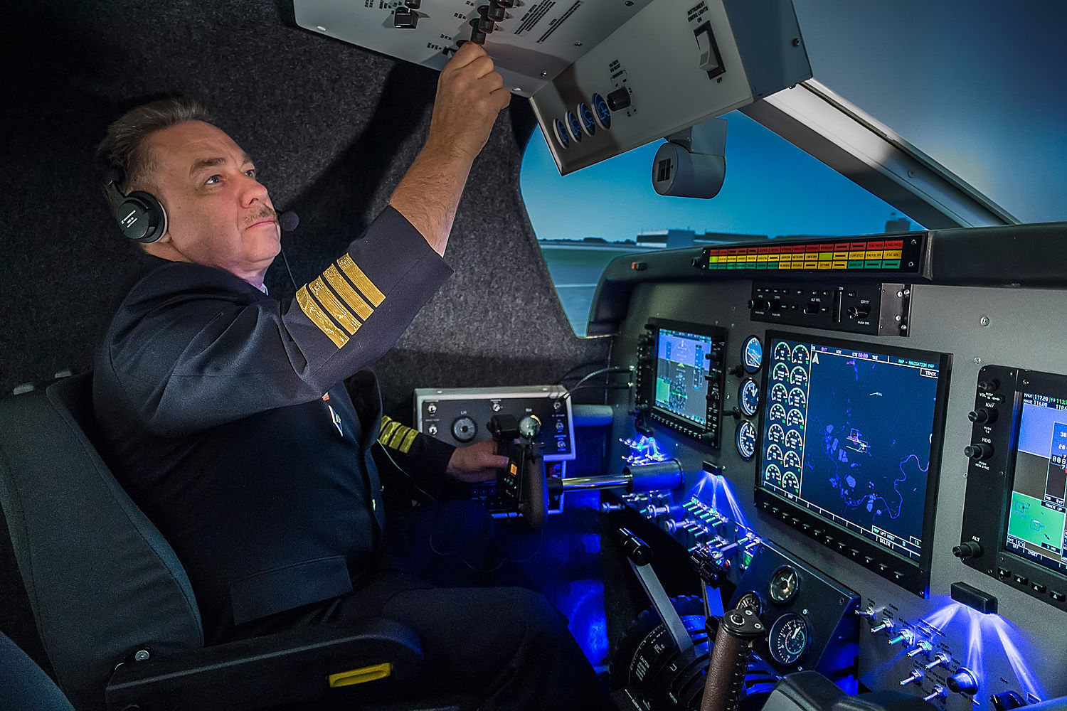 Flight simulator - C90 King Air - SoftekSim - training / with enclosed ...