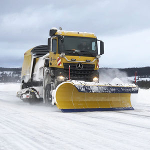 Airport runway sweeper - RS 600 - ØVERAASEN AS - ride-on