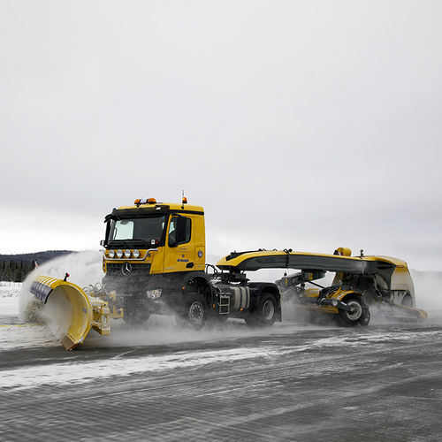 Airport runway sweeper - RS 400 - ØVERAASEN AS - ride-on