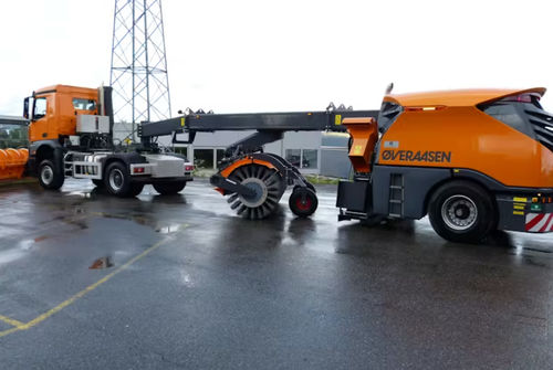 Airport runway sweeper - RS 200 - ØVERAASEN AS - ride-on