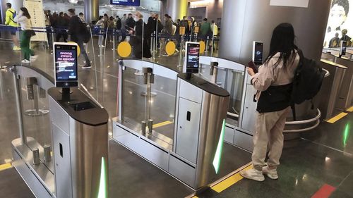 Self-boarding gate with boarding pass reader - SBG - Zamar AG - with ...