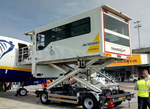 Self-propelled ambulift - THUNDERLIFT 4000 - Aviogei/Italy - for airport