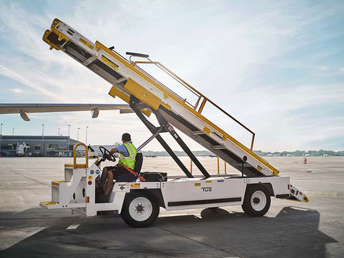 Self-propelled belt loader - 660 - Textron Ground Support Equipment Inc ...