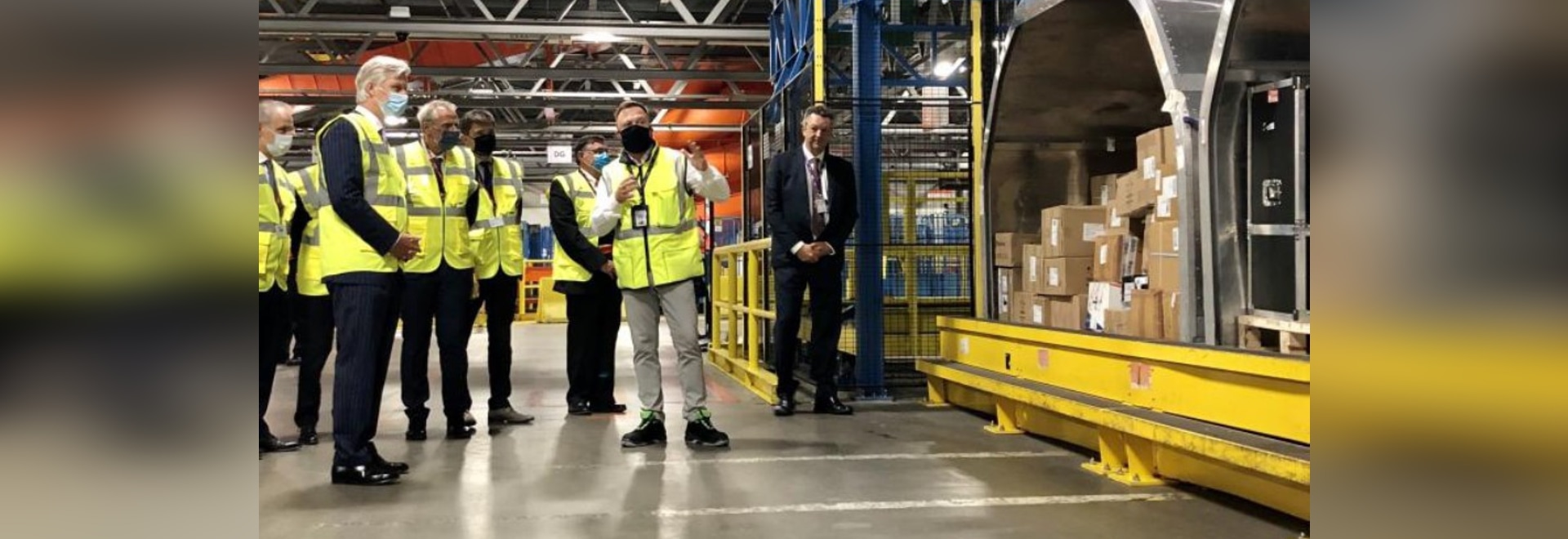 La famille royale visite le hub aérien de Fedex LGG à l'aéroport de ...