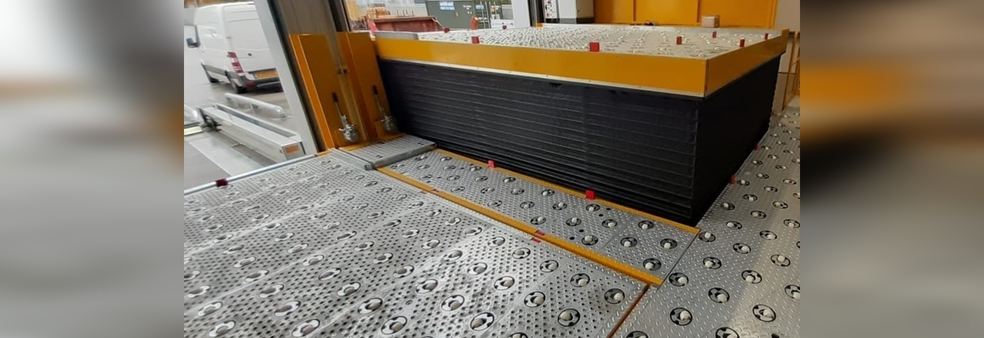 ULD Handling System at DHL Express in Glasgow (GLA) - Industrieweg 2 ...