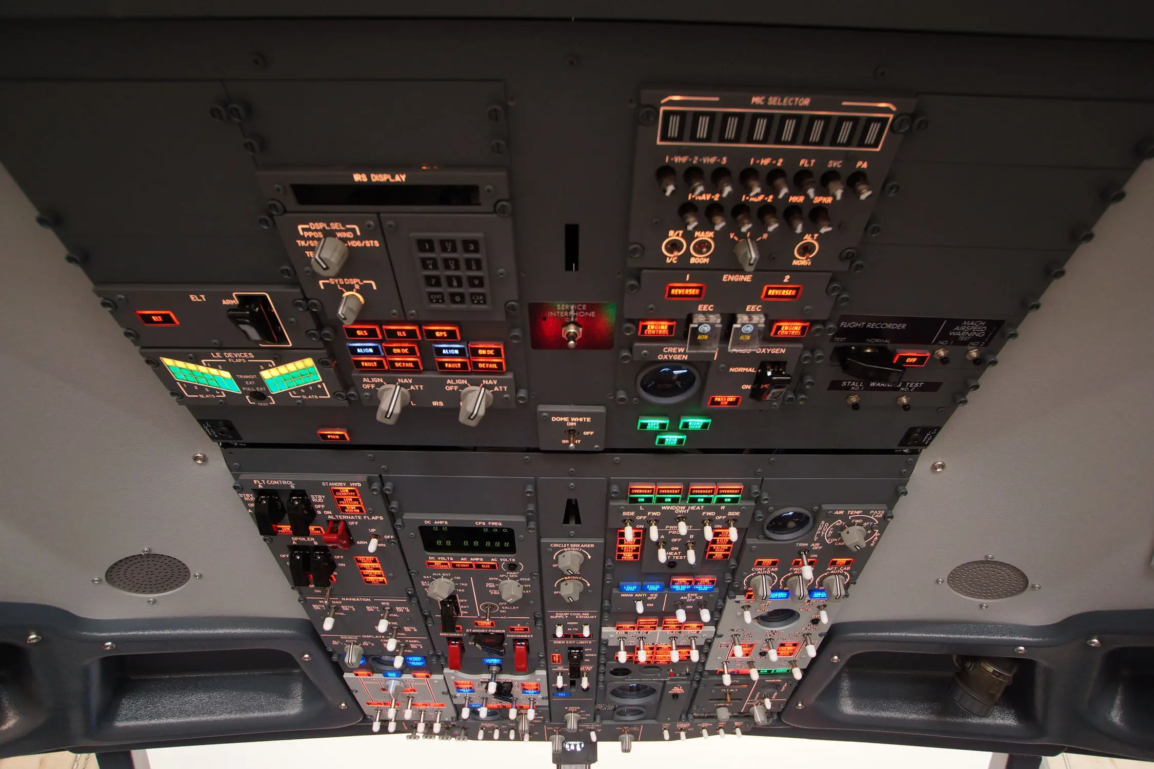 飛行機シミュレータ - FDS B737NG - Precision Flight Controls 飛行機シミュレータ - FDS B737NG - Precision Flight Controls
