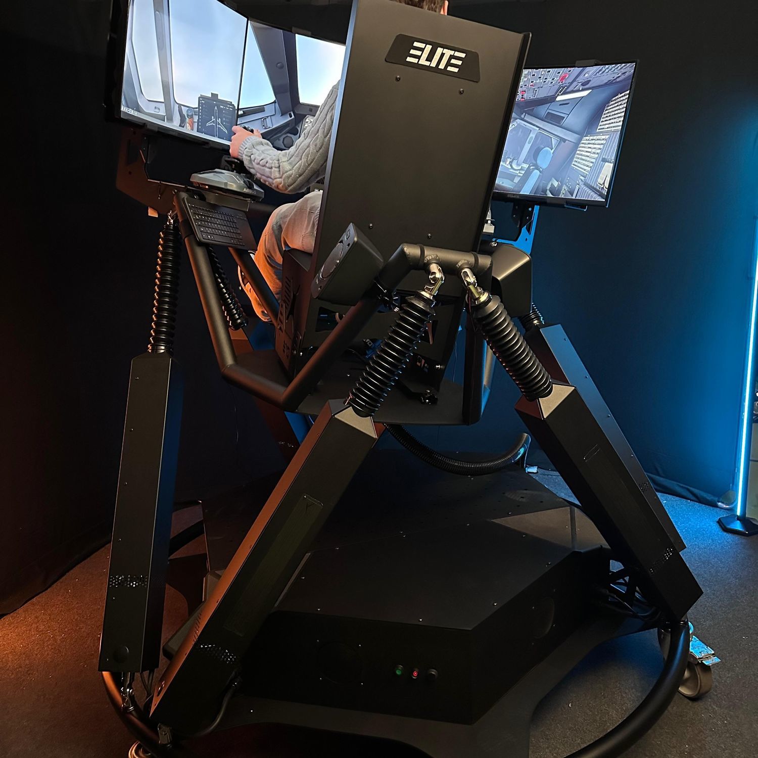Simulador de movimento - ELITE 6DOF Motion Platform - A320/A350/A380 ...