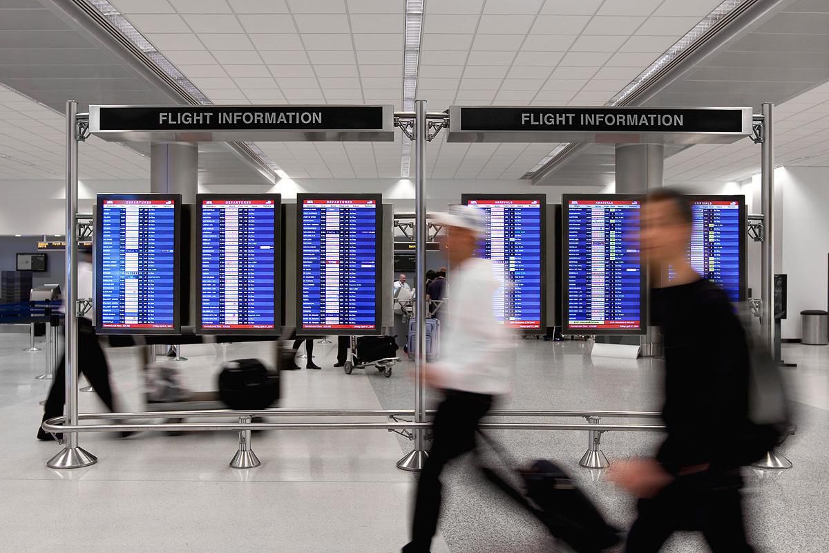 Sistema de informação de voos para aeroporto - InForm - Forms+Surfaces