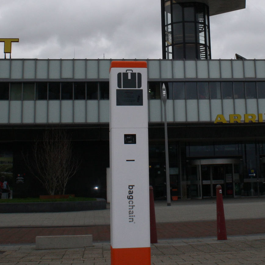 Totem de check-in com leitor de cartões de embarque - bagchain - com ...